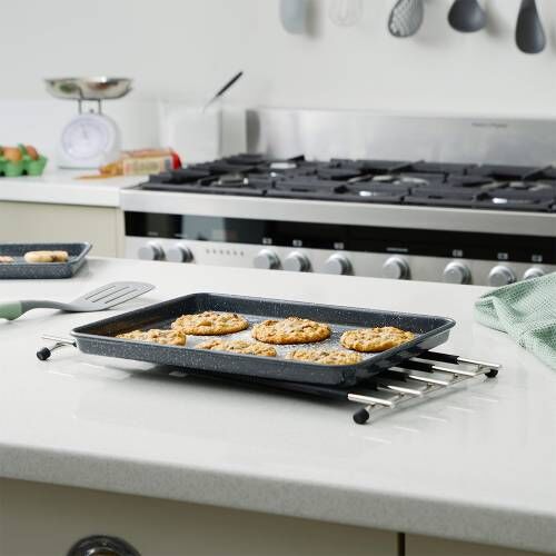 Non-Stick Pizza Tray 36.5cm / 14.5in | Paella Pans from ProCook